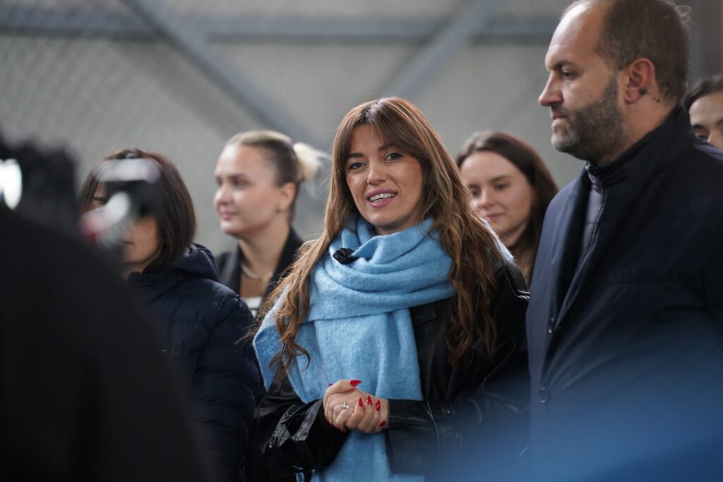 Ministrja Haxhiu vizitoi vajzat e Klubit të Futbollit “Prishtina ...