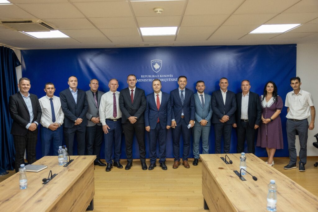 Ushtruesi i Detyrës së Ministrit Blerim Sallahu, takon drejtorët e ...