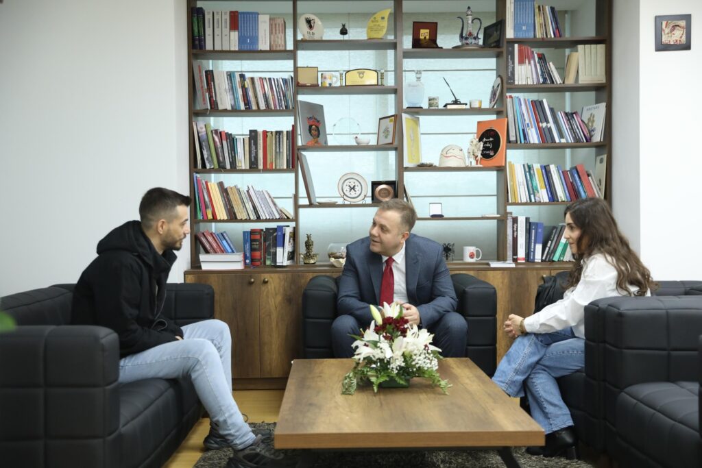 Me dhjetëra profesionistë të licencuar nga Ministria e Drejtësisë në ...