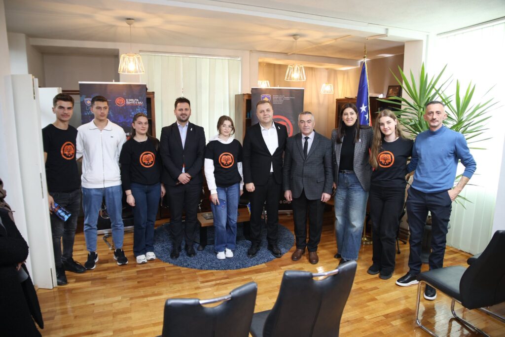 Ministri Sallahu vizitoi Qendrën Rinore “Avoko” në Dragash - Ministria ...