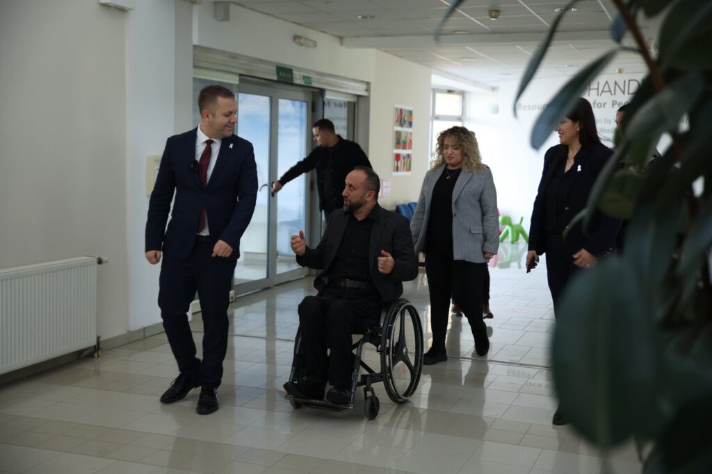 Minstri Sallahu vizitoi organizatën joqeveritare “HandiKos” - Ministria ...